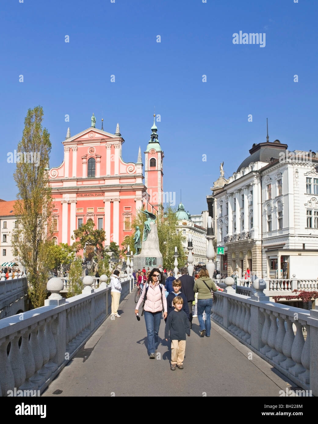 People walking over a bridge in a city Stock Photo - Alamy