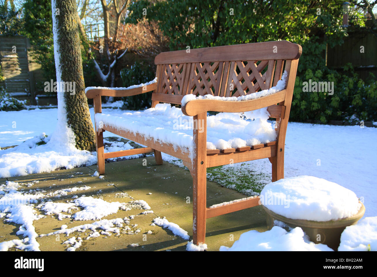 Garden bench and patio hi-res stock photography and images - Alamy