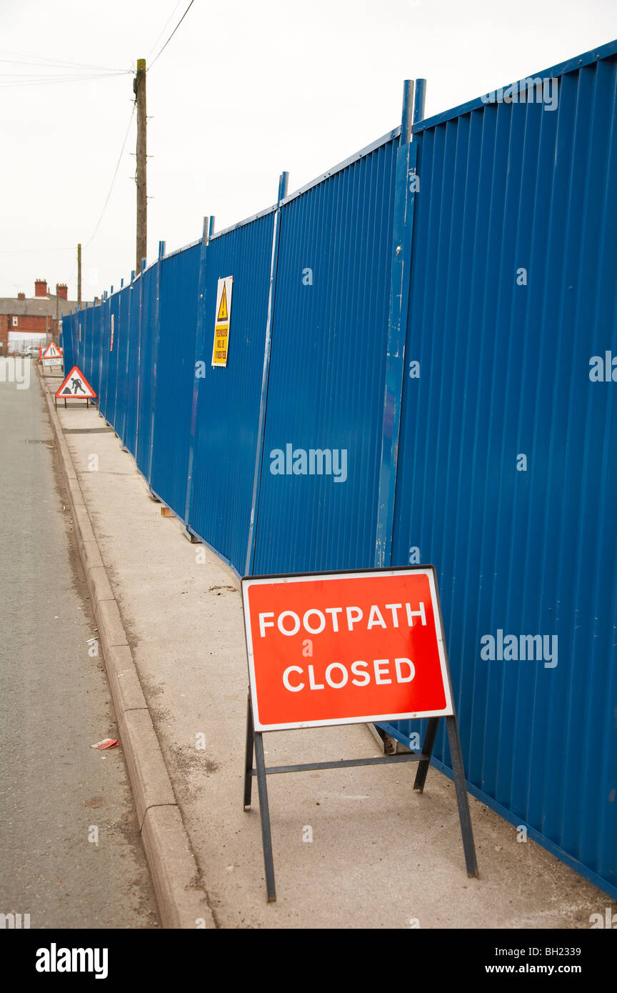 Pavement closed sign hi-res stock photography and images - Alamy