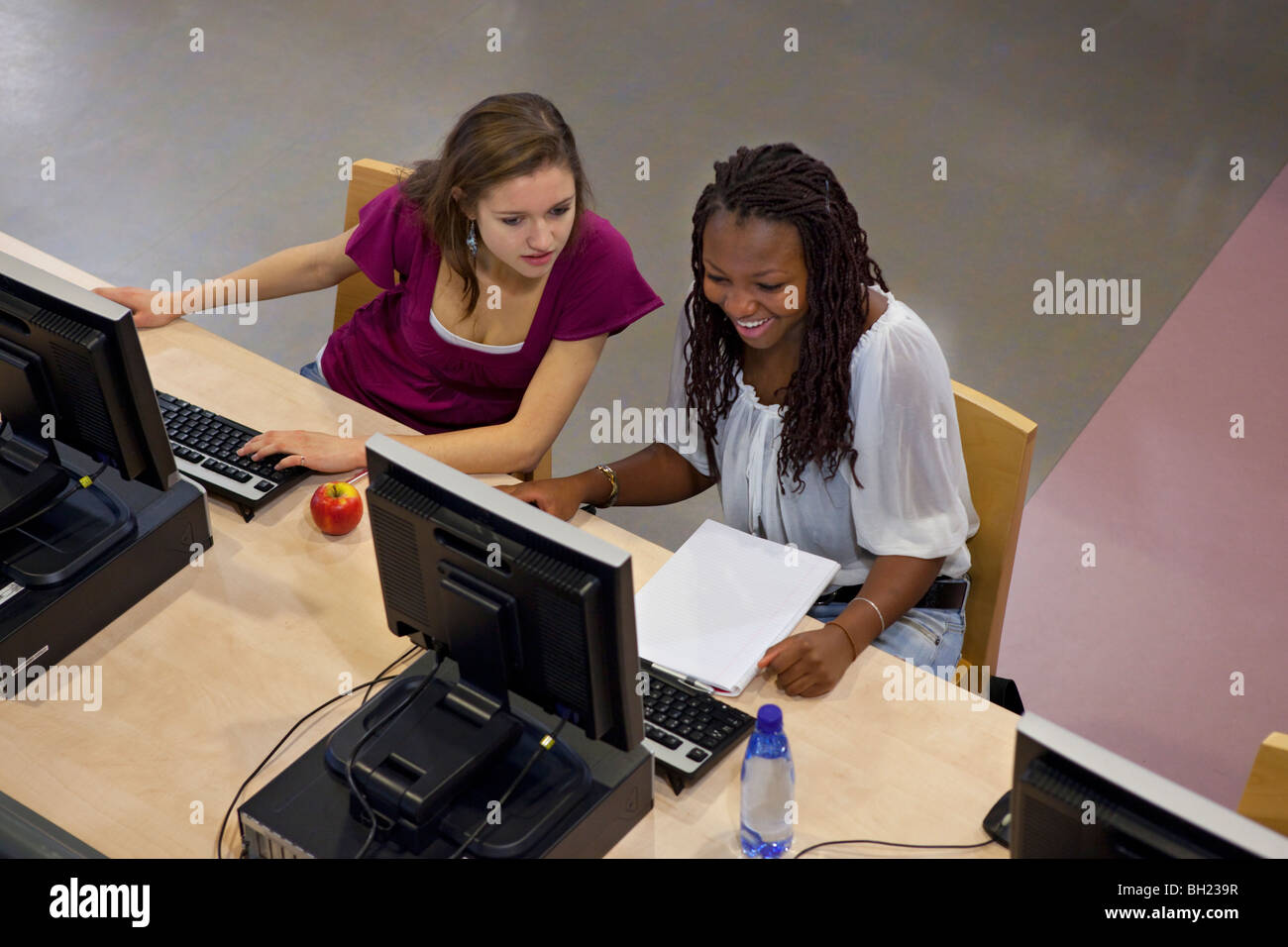Girls chat in library hi-res stock photography and images - Alamy