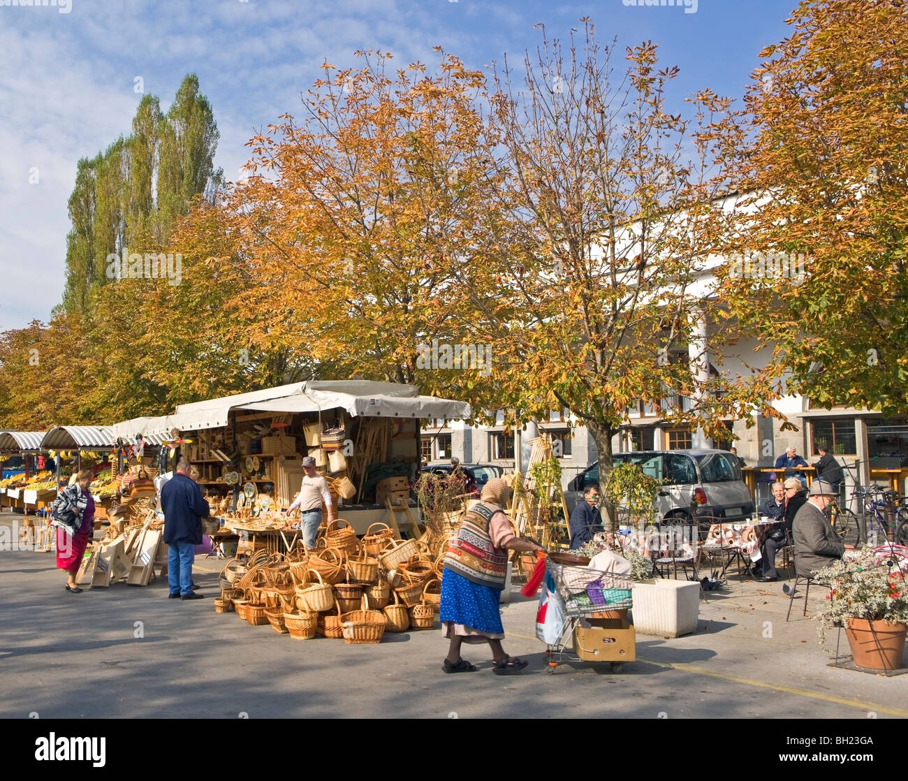 Shoppers at a street market Stock Photo - Alamy