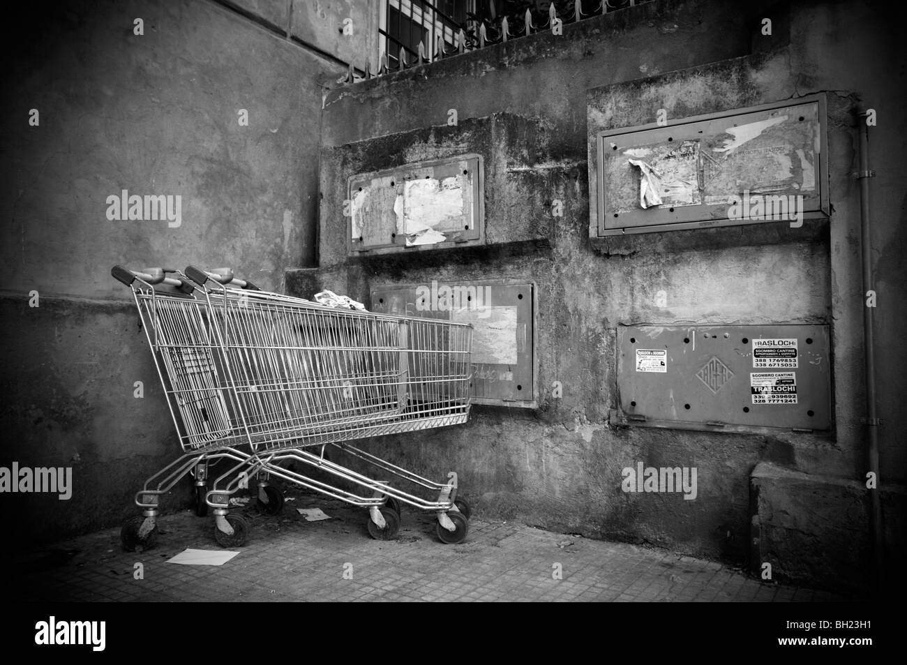 Discarded shopping cart Stock Photo - Alamy