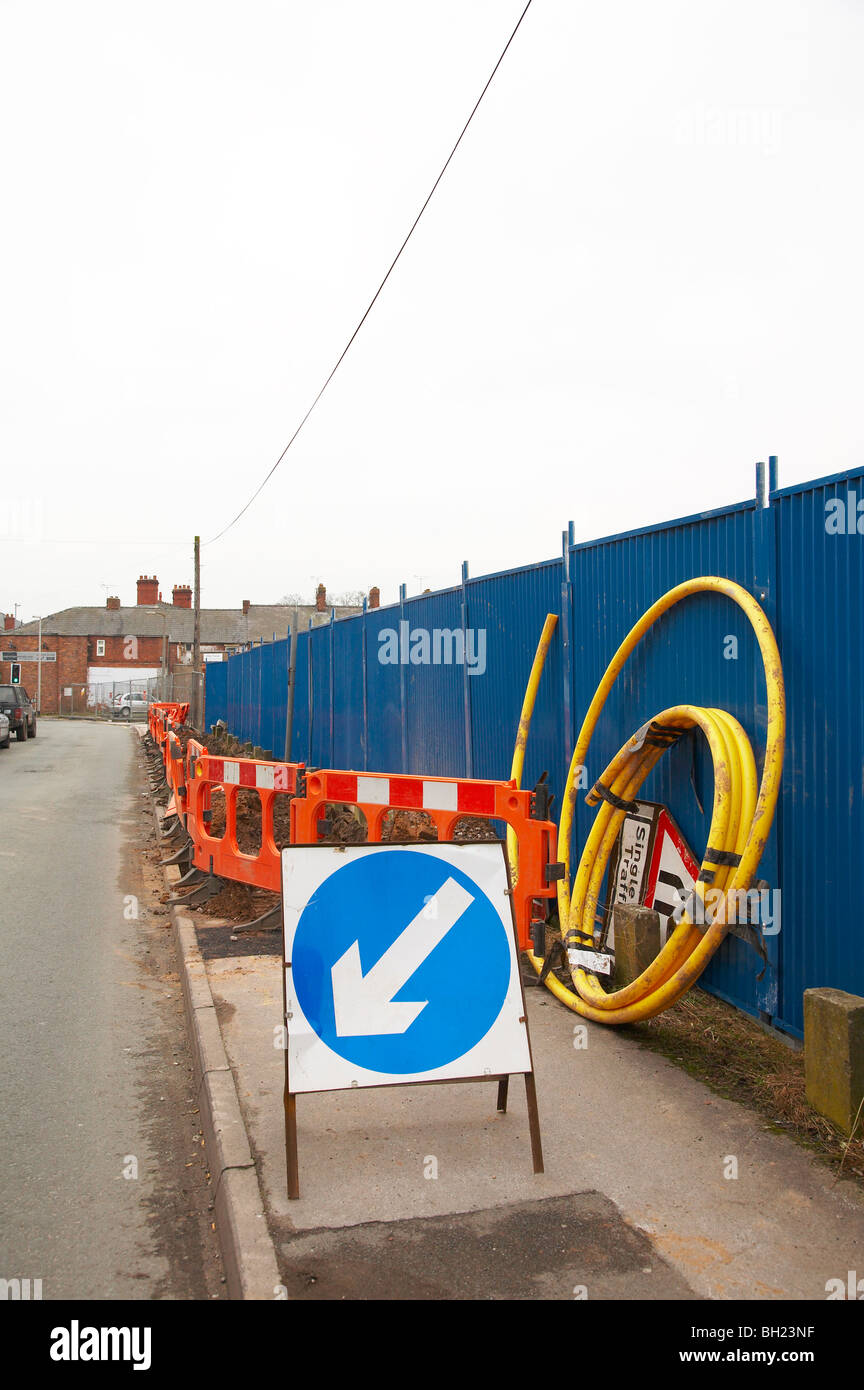 Pavement closed sign hi-res stock photography and images - Alamy