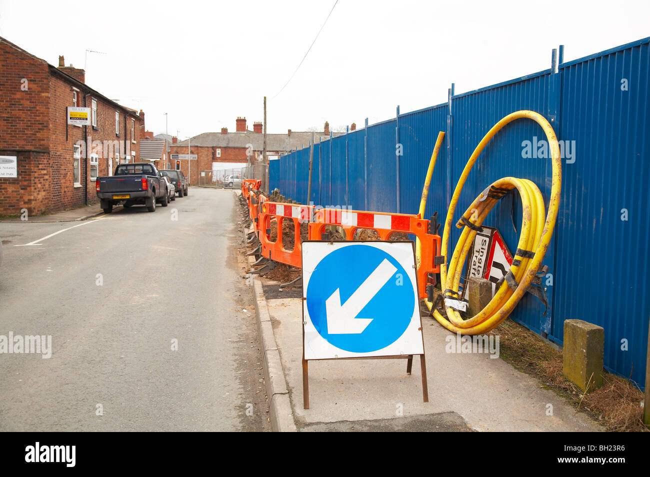 Pavement closed sign hi-res stock photography and images - Alamy