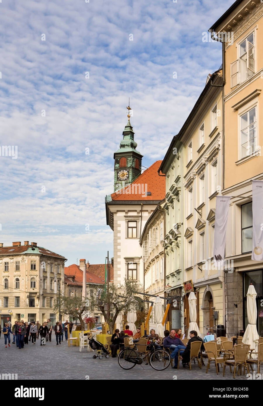 Outdoor cafe on river hi-res stock photography and images - Alamy