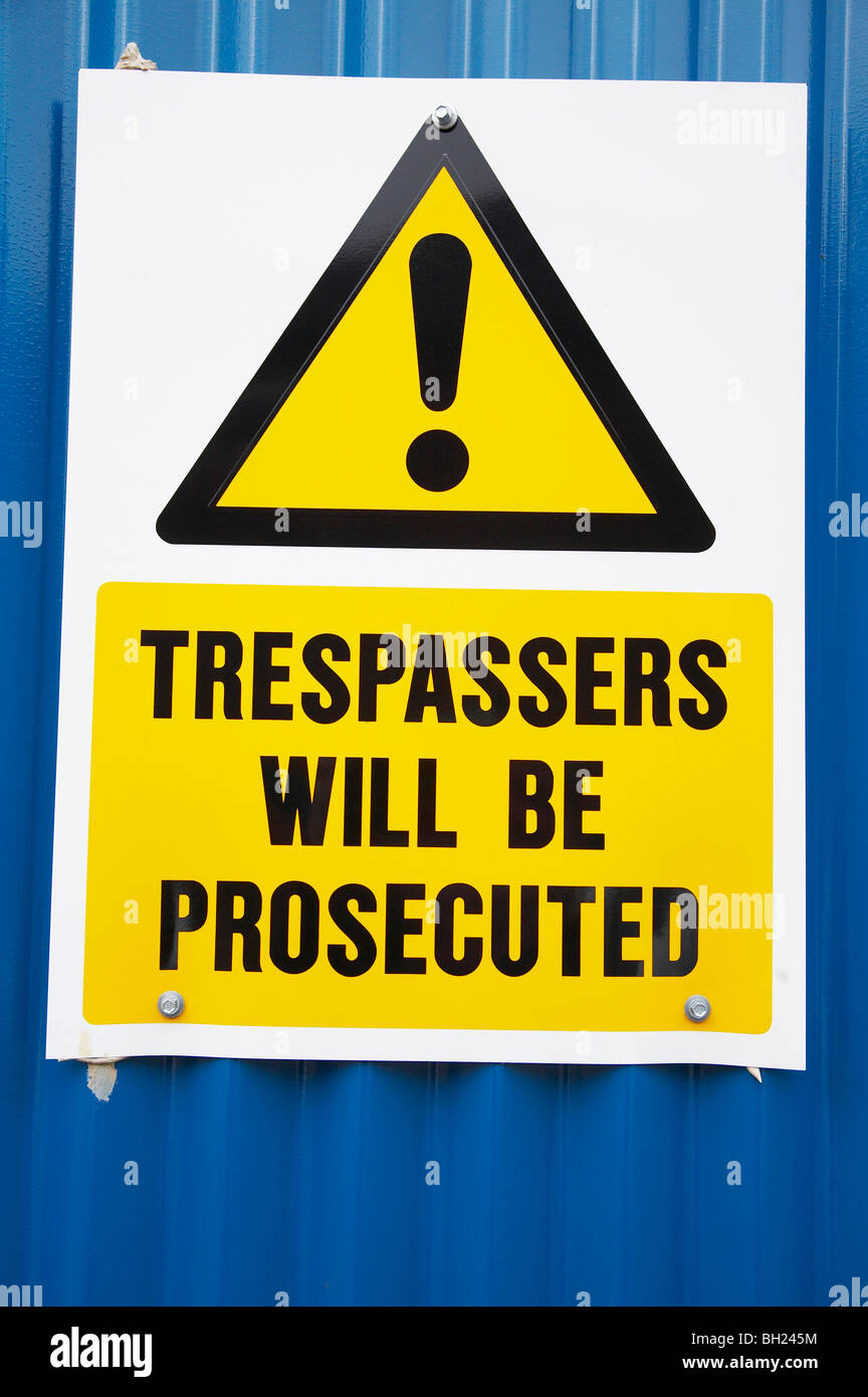 Warning sign to trespassers hi-res stock photography and images - Alamy