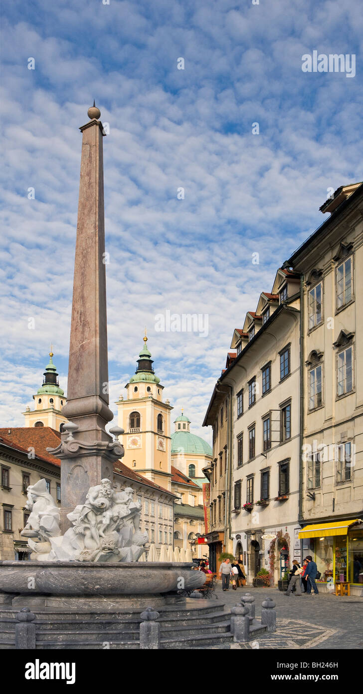 A large fountain in a city square Stock Photo - Alamy