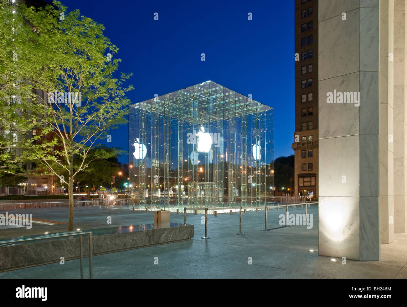 Apple Store, Fifth Avenue, New York City, New York Stock Photo - Alamy