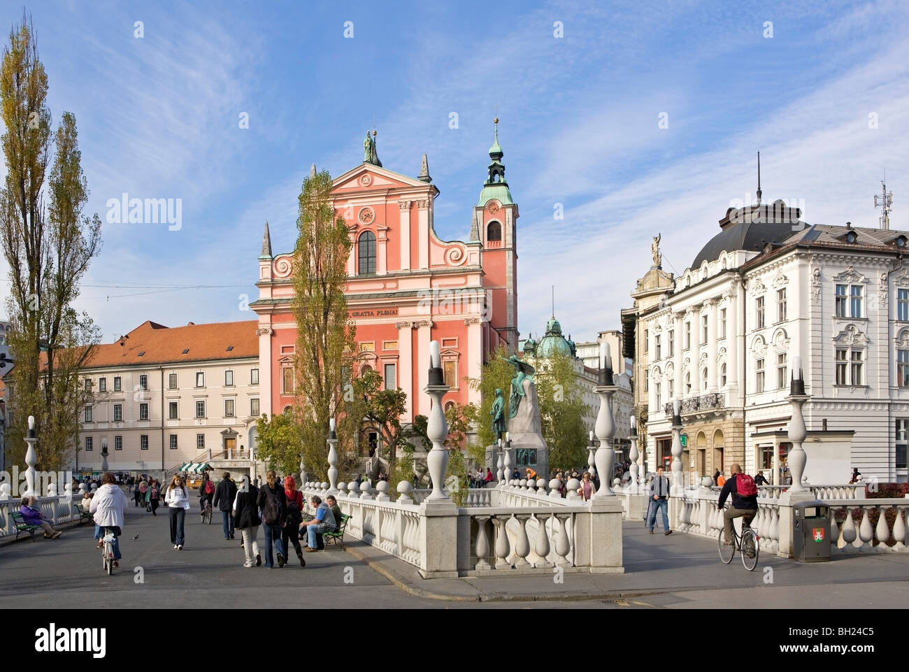 Large crowd people walking around hi-res stock photography and images ...