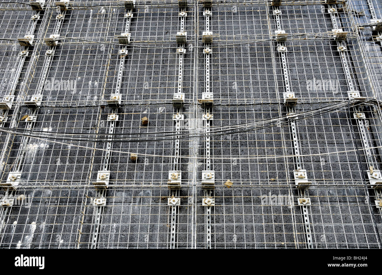 Failed green wall showing the metal frame and capillary matting before ...