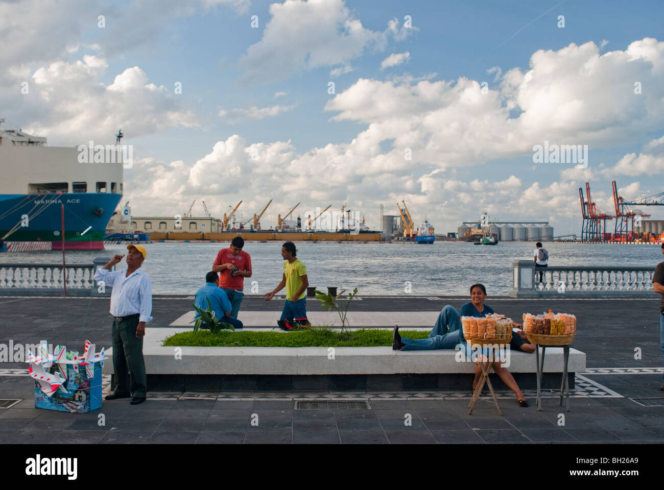 The boardwalk of the port city of Veracruz with the harbor ...