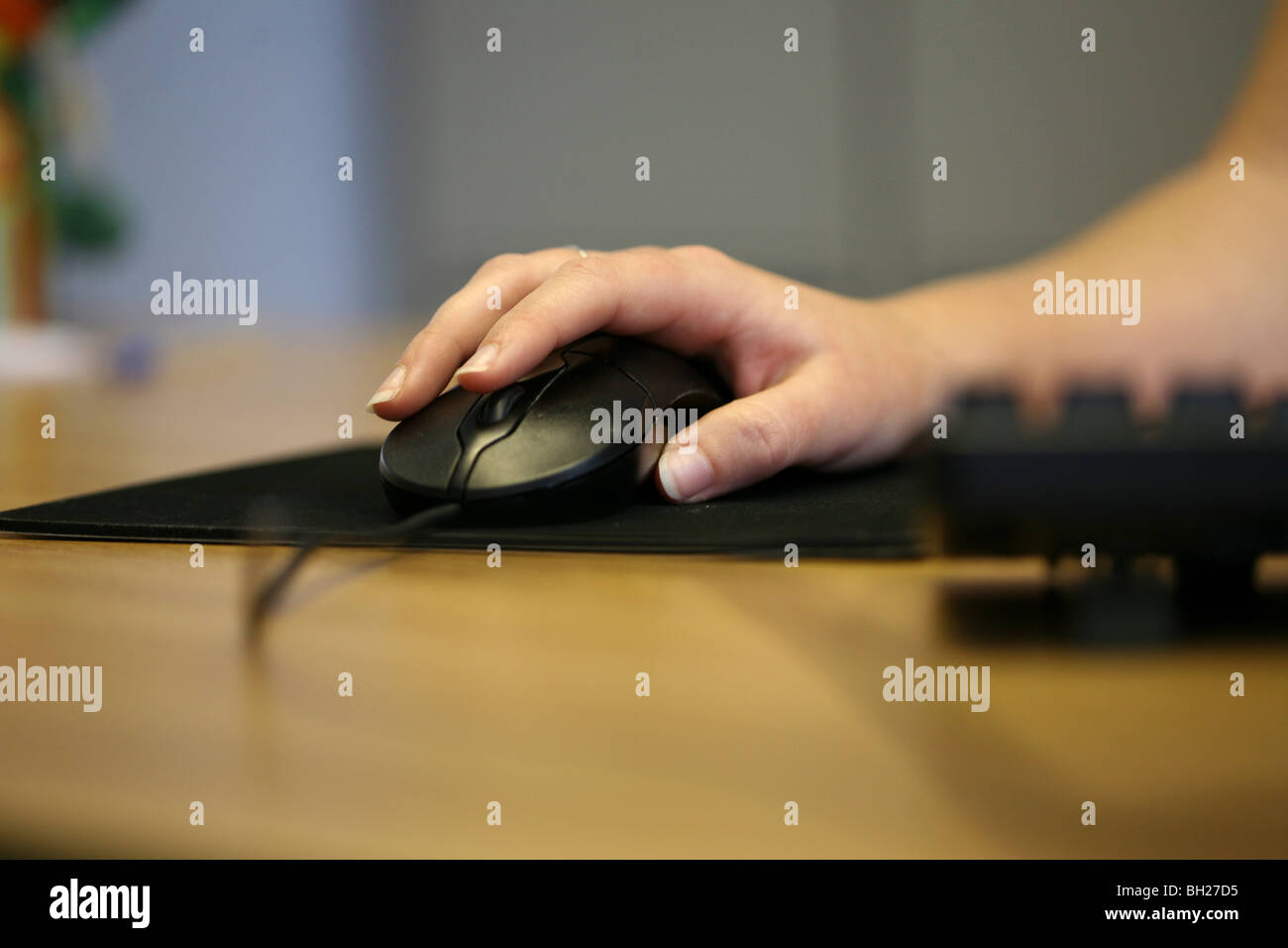 Females hand on a computer mouse Stock Photo - Alamy
