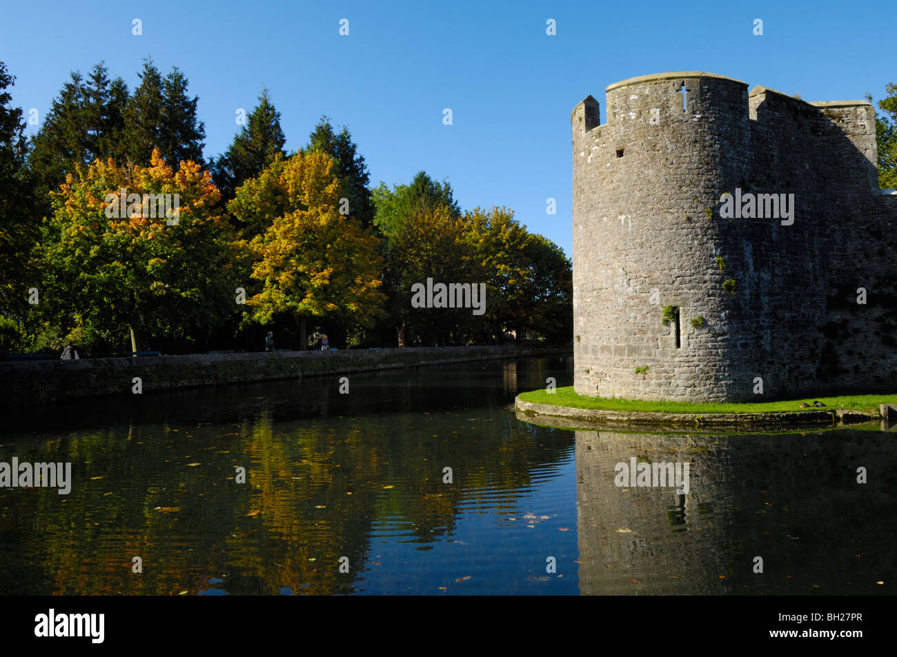 Moat around building hi-res stock photography and images - Alamy