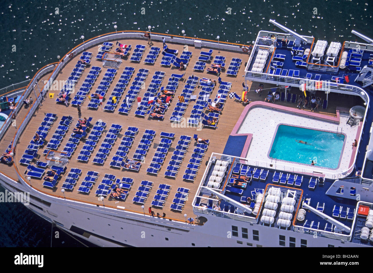 aerial photo of the stern of a cruise ship Stock Photo - Alamy