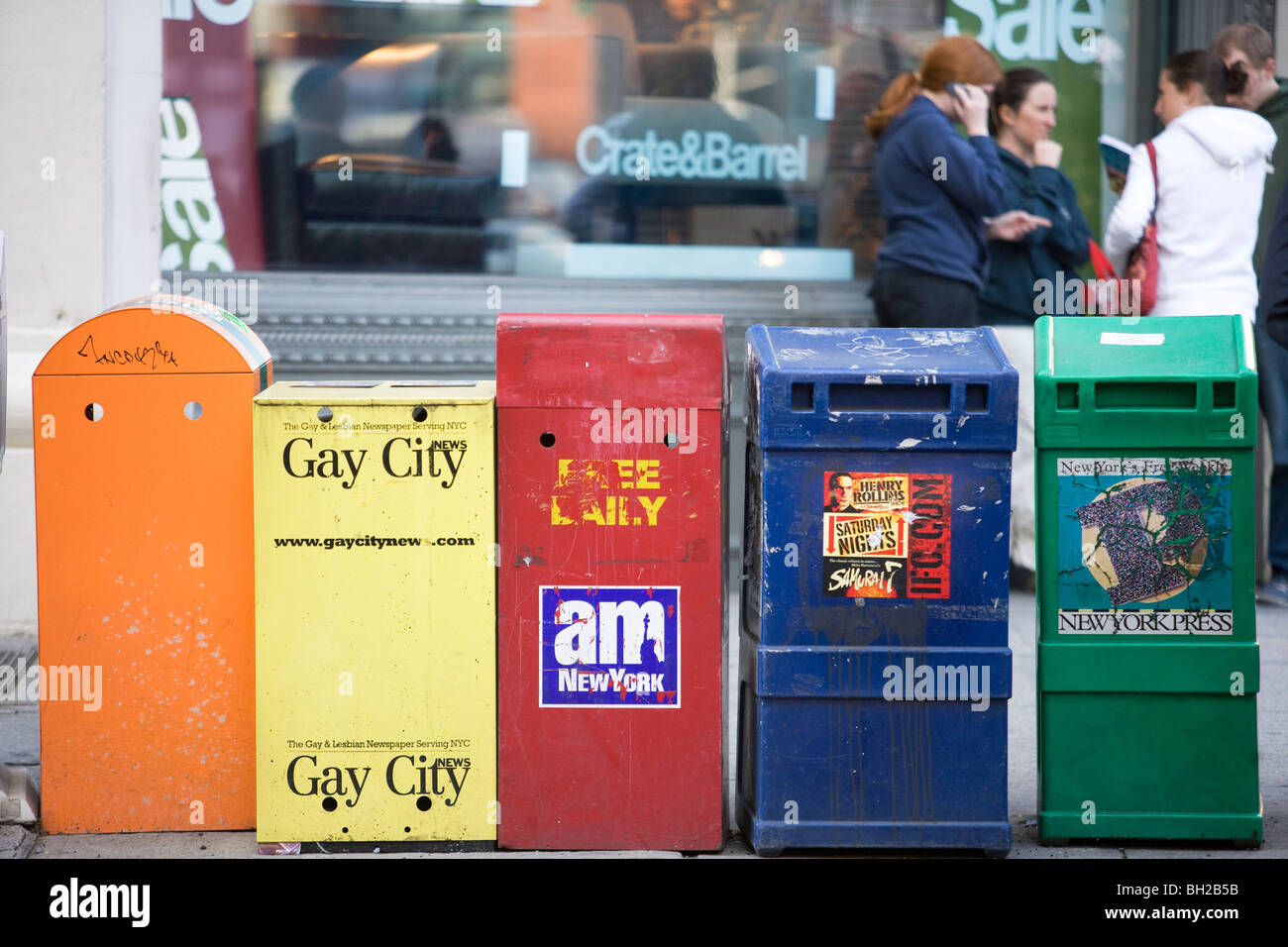 Newspaper dispensers hi-res stock photography and images - Alamy