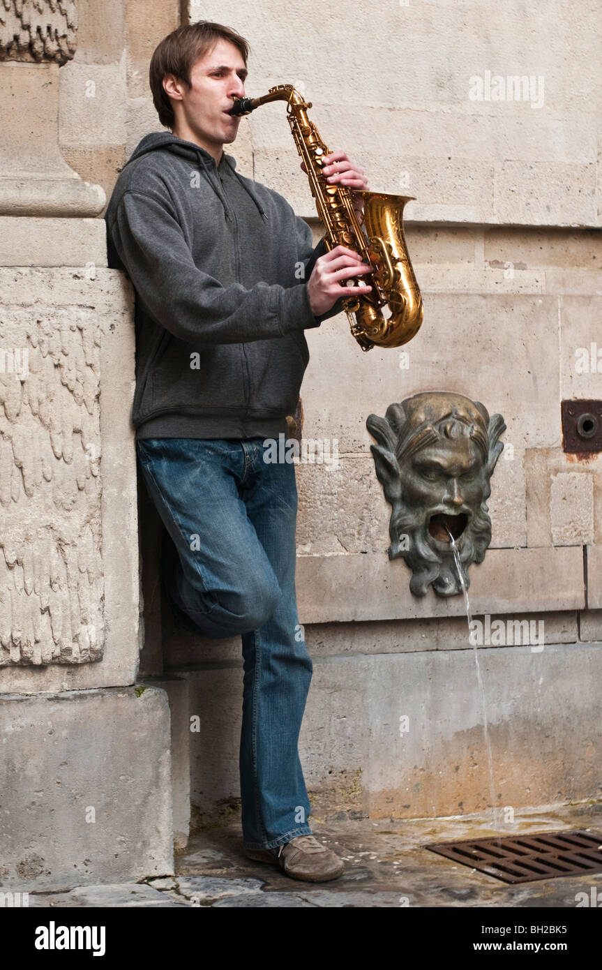 Saxophone paris hi-res stock photography and images - Alamy