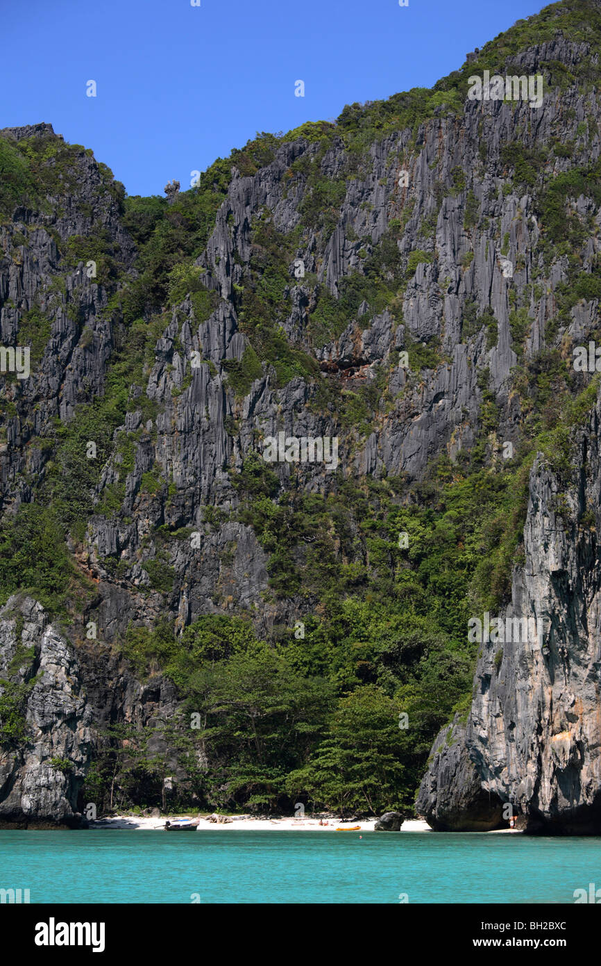 Little bay under monolithic rocks at Phi Phi Leh Island, Thailand Stock ...