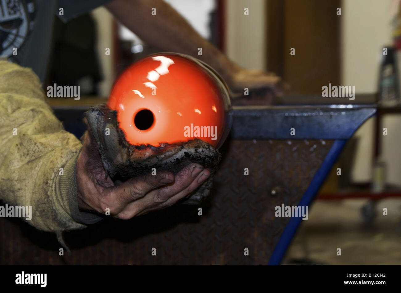 Glass artist forms hot glass Stock Photo - Alamy