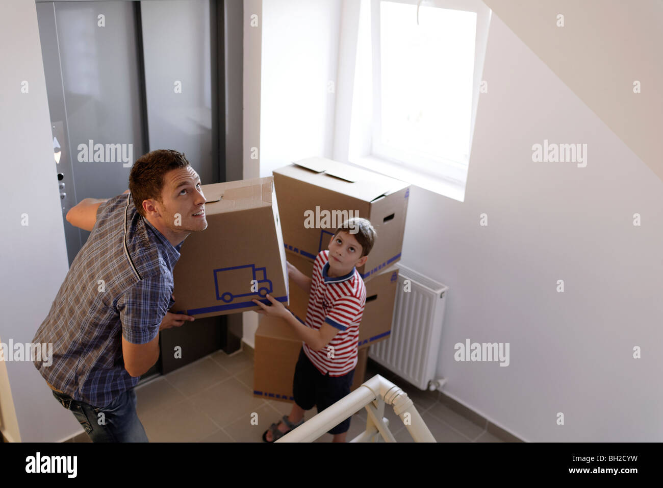 father and child moving boxes Stock Photo - Alamy