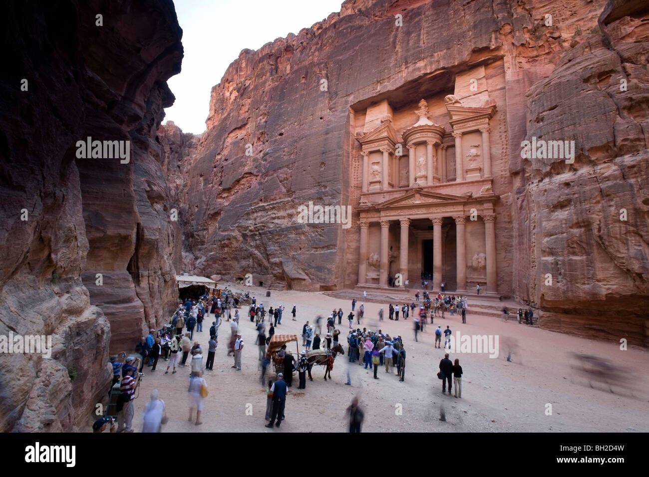 Al Khazneh in Petra with visitors Stock Photo - Alamy