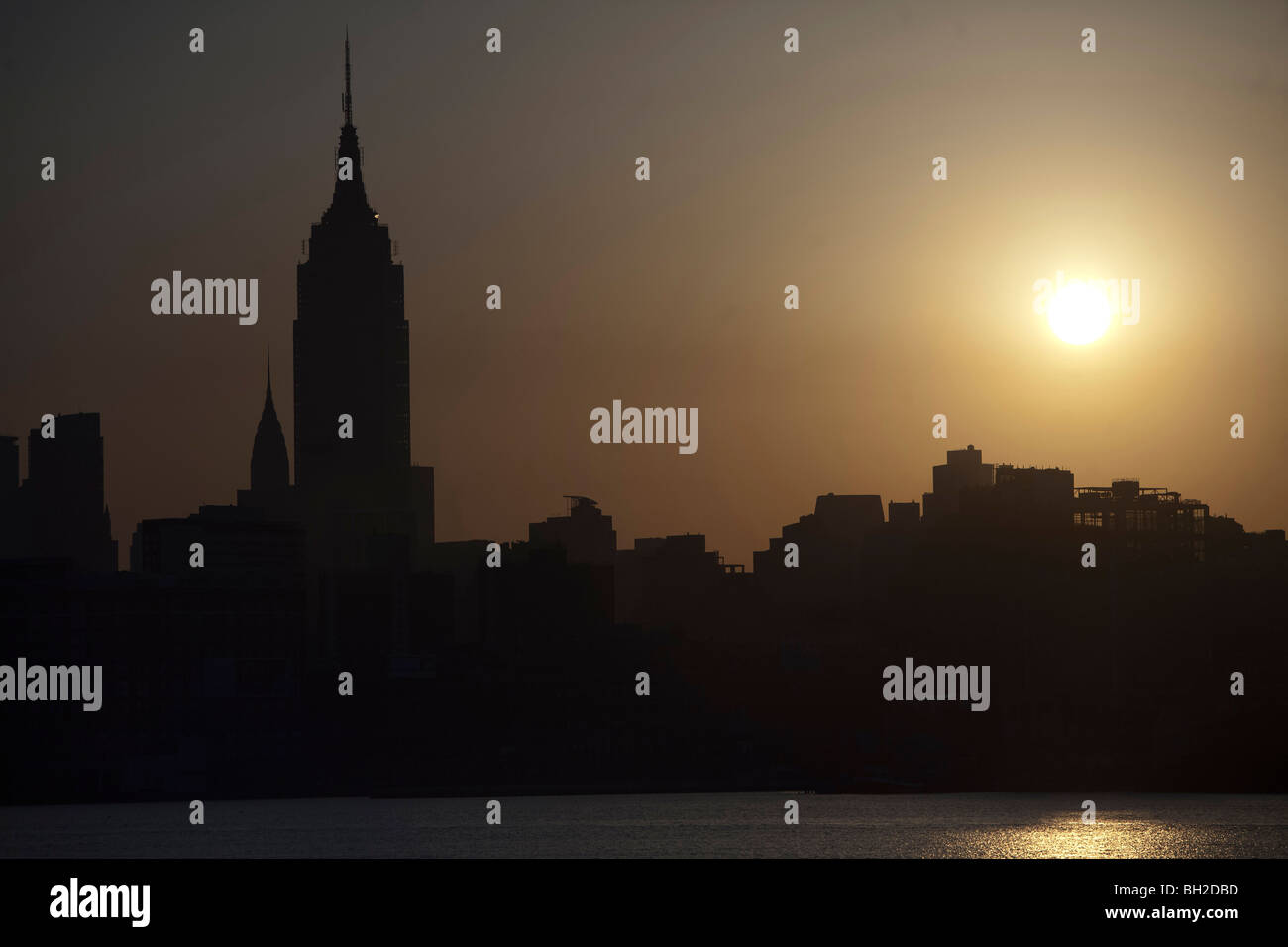 Sunrise over new york city skyline hi-res stock photography and images ...