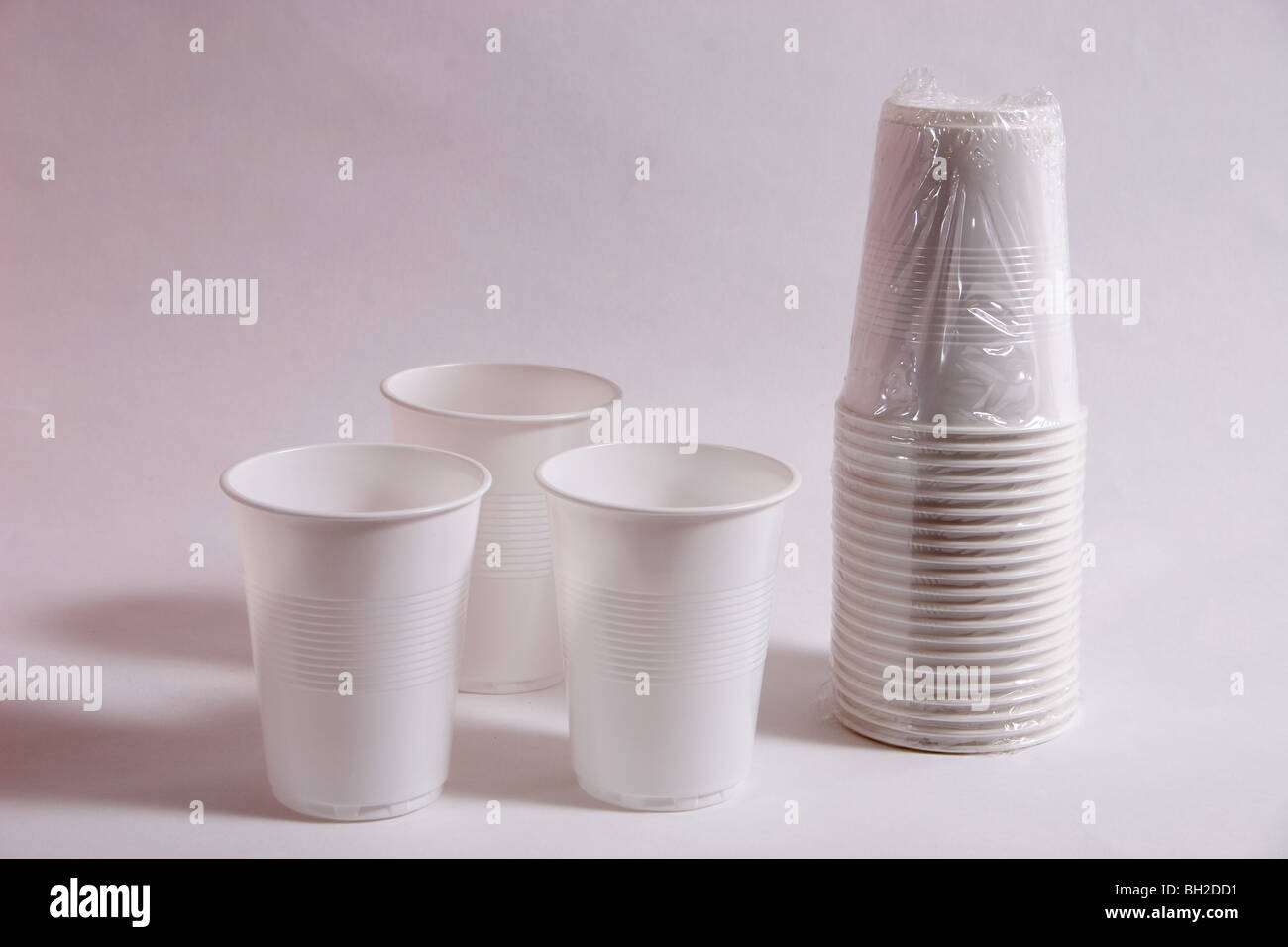 packet of plastic cups Stock Photo - Alamy