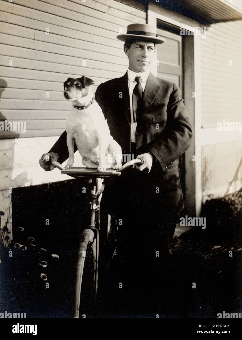 Vintage man bicycle hi-res stock photography and images - Alamy