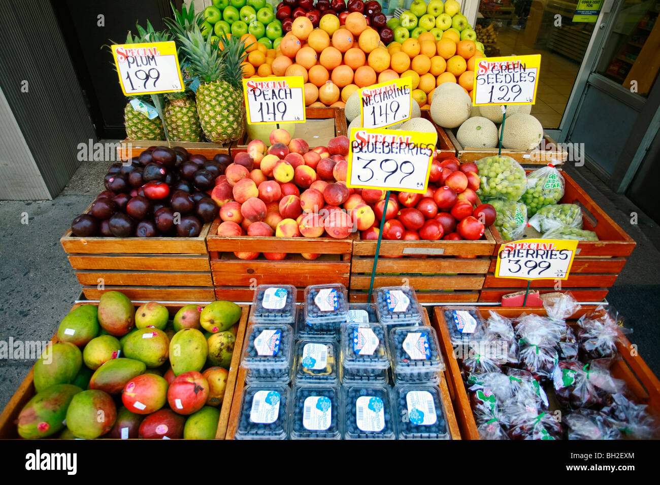 Vegetables on a Farmer's market on Union Square in New York Stock Photo ...