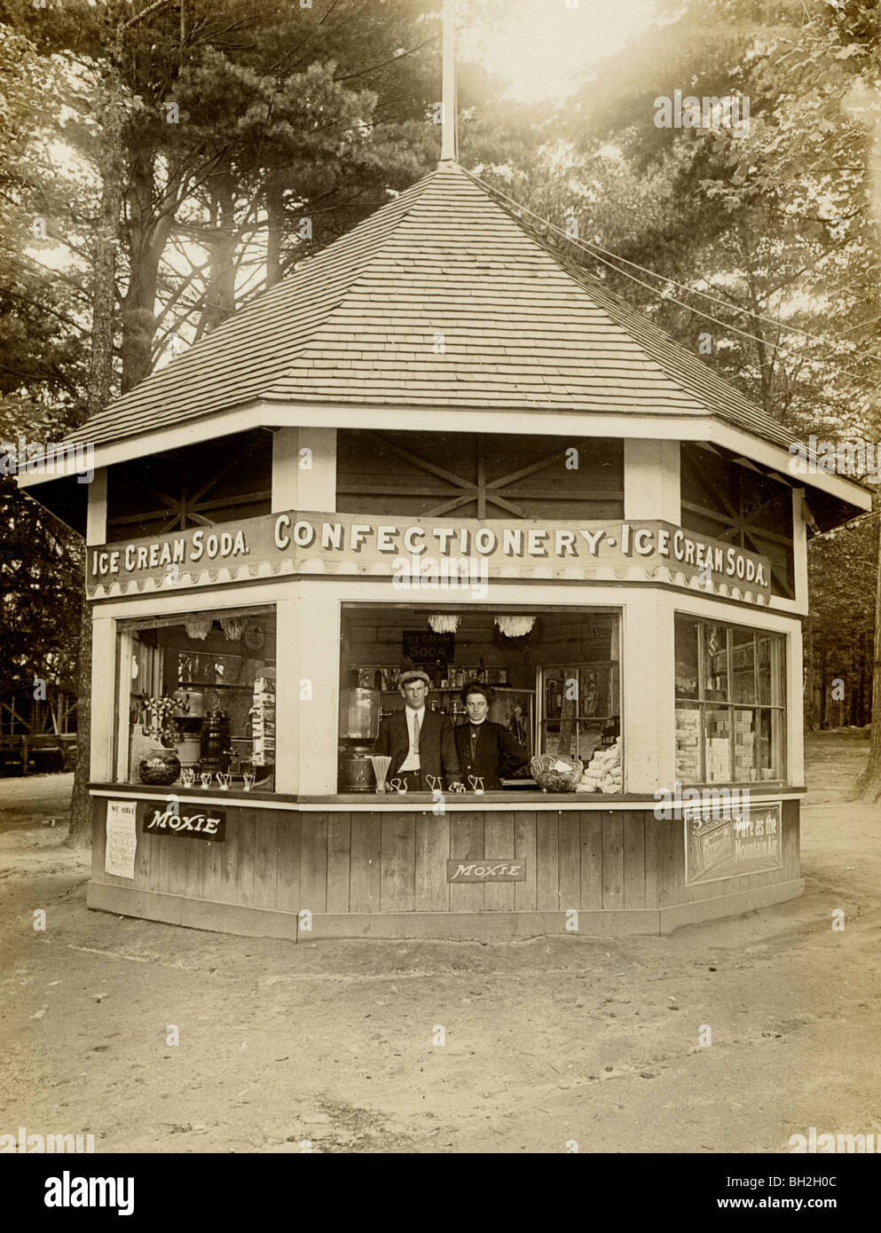 Octagon bar hi-res stock photography and images - Alamy