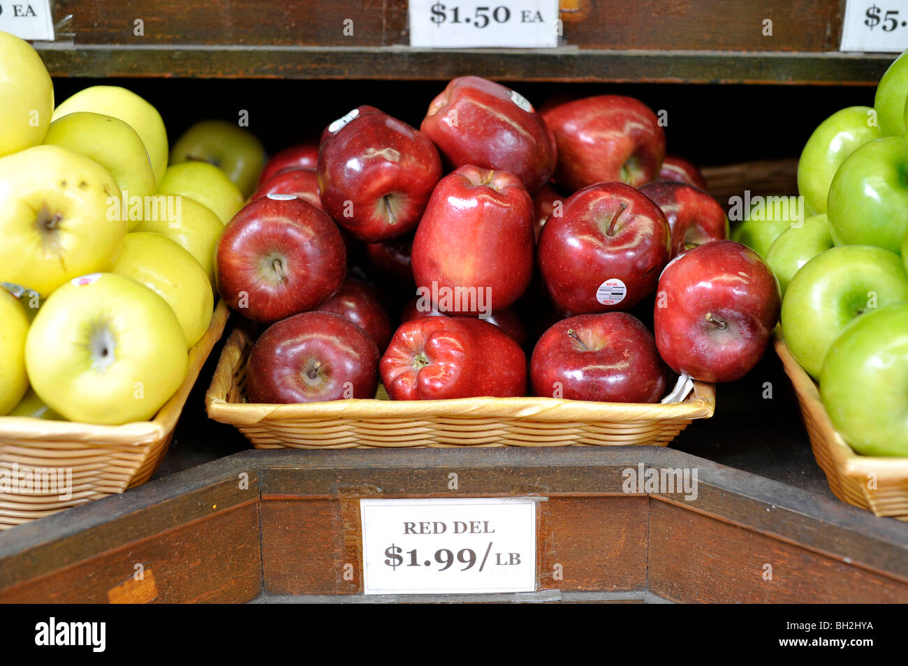 Red, yellow and green apples displayed at a food market Stock Photo - Alamy