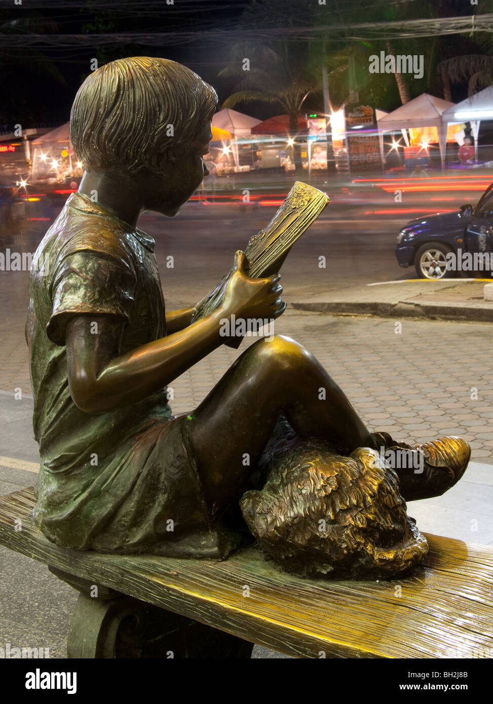 Bronze statue The reader, Beach Road, Pattaya Stock Photo - Alamy