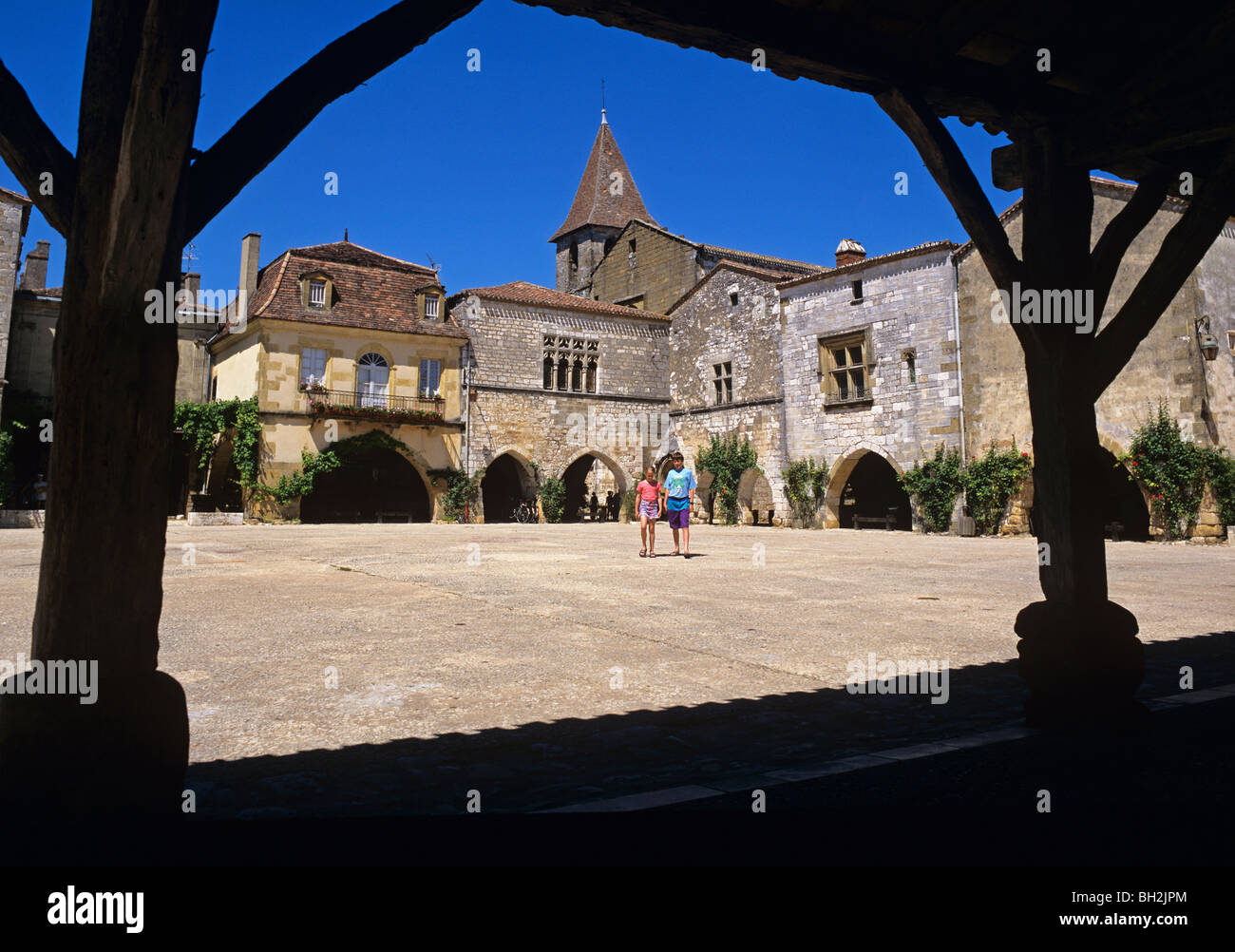 Monpazier square hi-res stock photography and images - Alamy