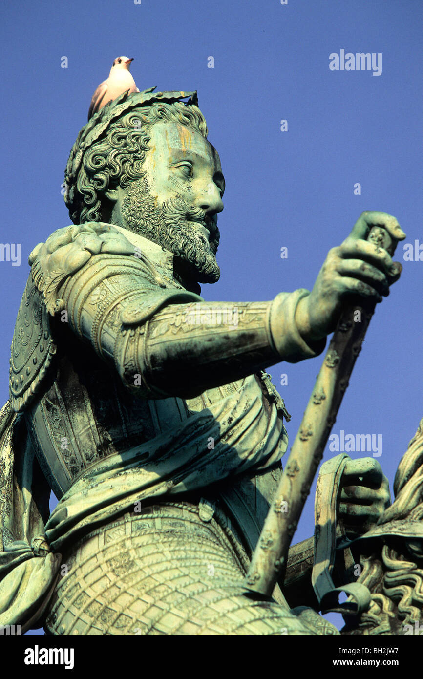 STATUE OF HENRI IV, PONT NEUF, PARIS (75), FRANCE Stock Photo - Alamy