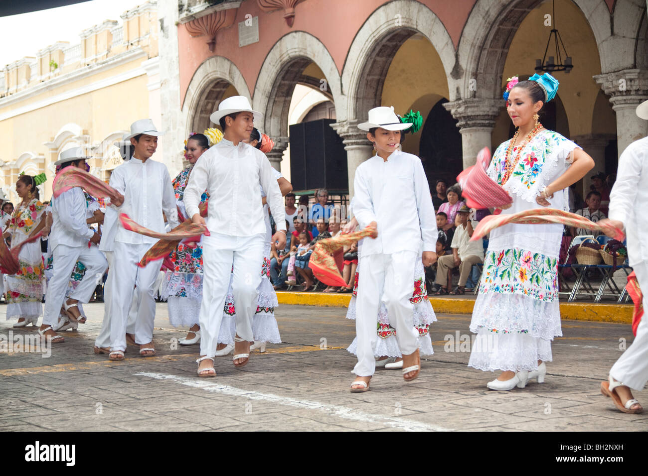 Mestizo dance hi-res stock photography and images - Alamy
