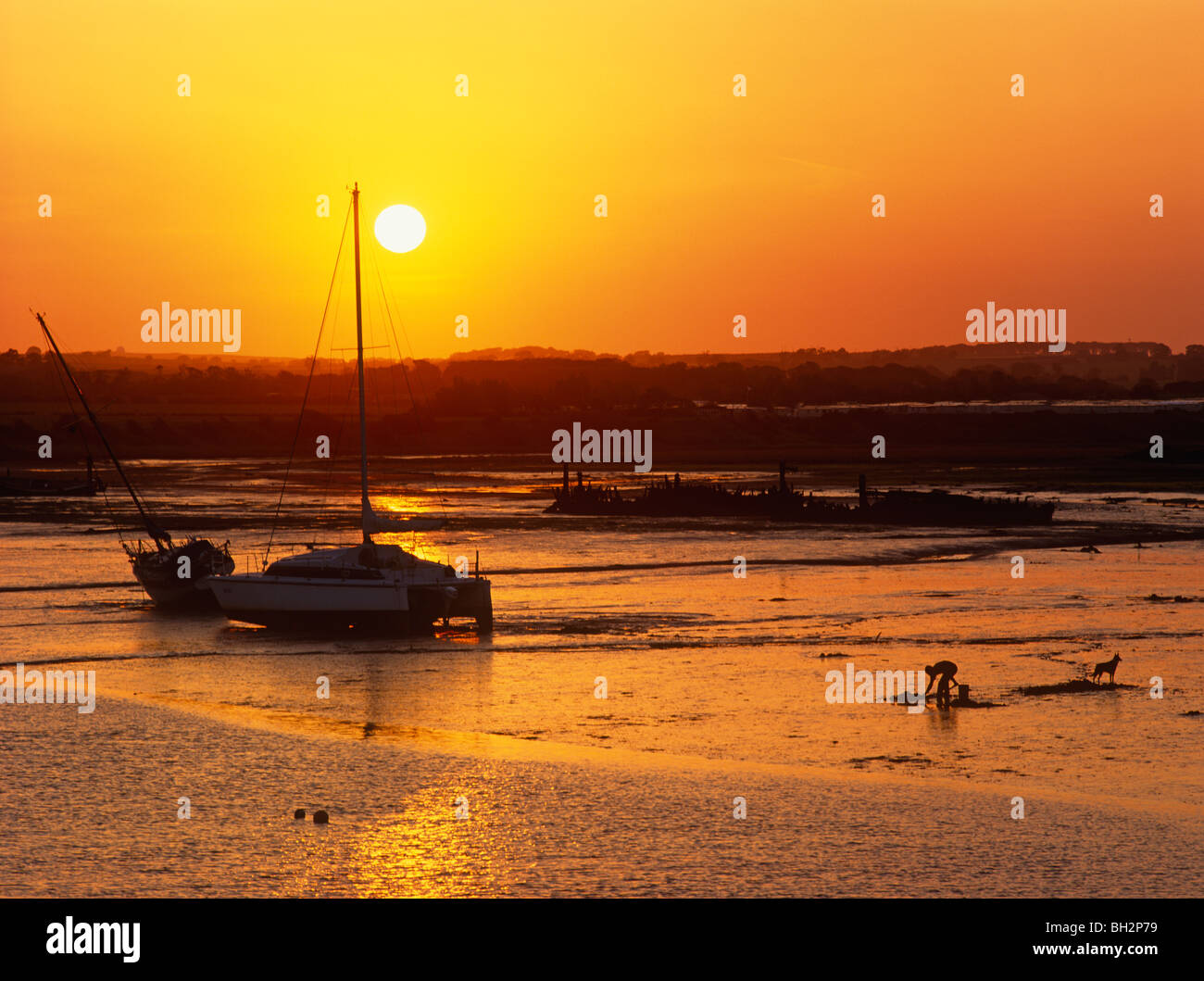 a sunset over amble harbour in northumberland Stock Photo - Alamy