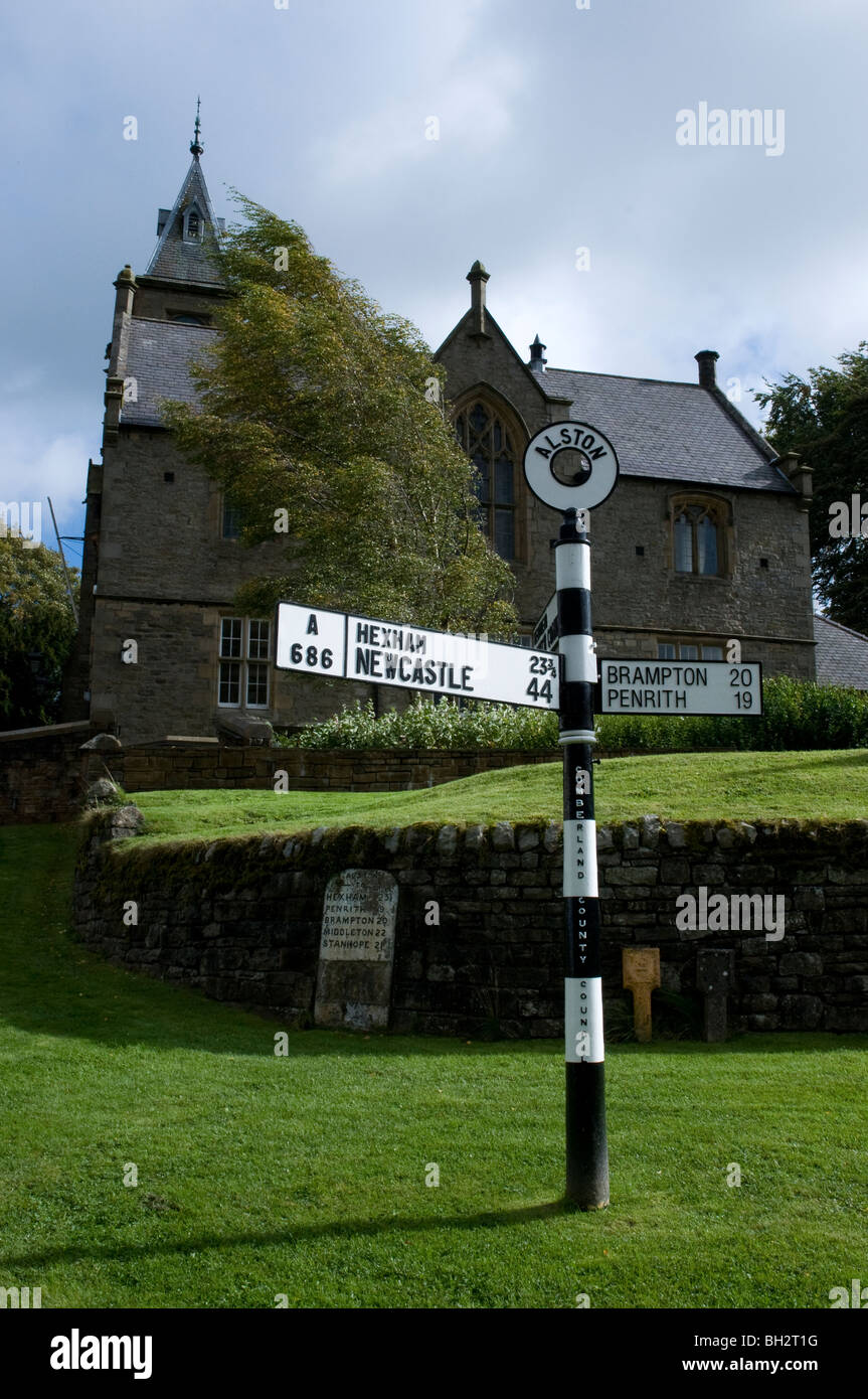 Old black and white signpost hi-res stock photography and images - Alamy