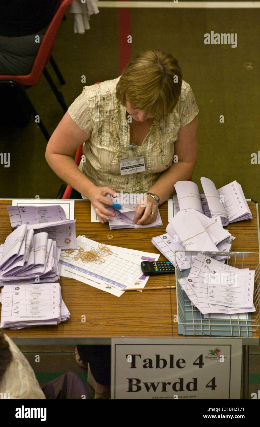 Counting votes polling hi-res stock photography and images - Alamy