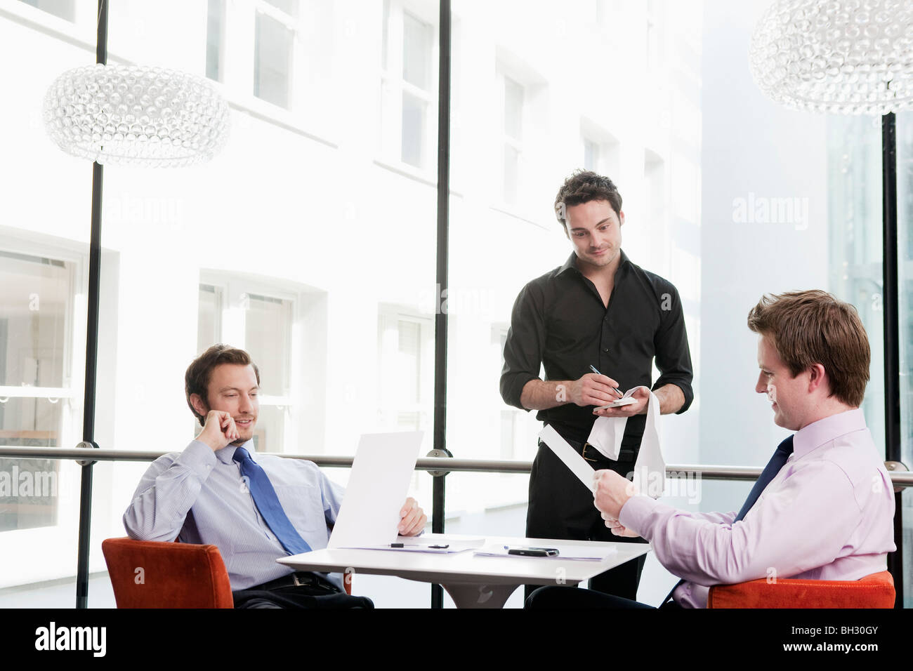 Restaurant anticipation waiter hi-res stock photography and images - Alamy