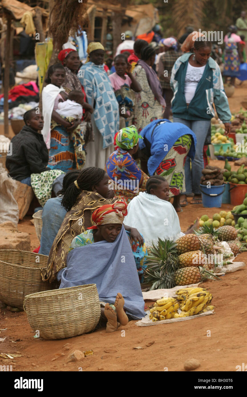 Street market between Gabela and Sumbe, Angola, Africa Stock Photo - Alamy