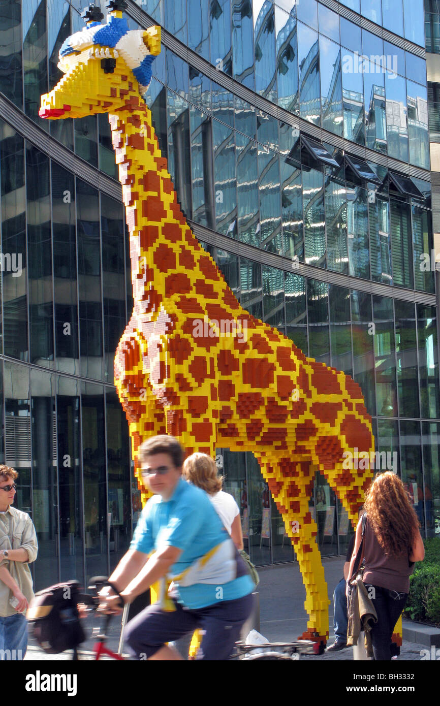 GIRAFFE IN LEGO AT THE LEGOLAND DISCOVERY CENTRE, SONY CENTER ...