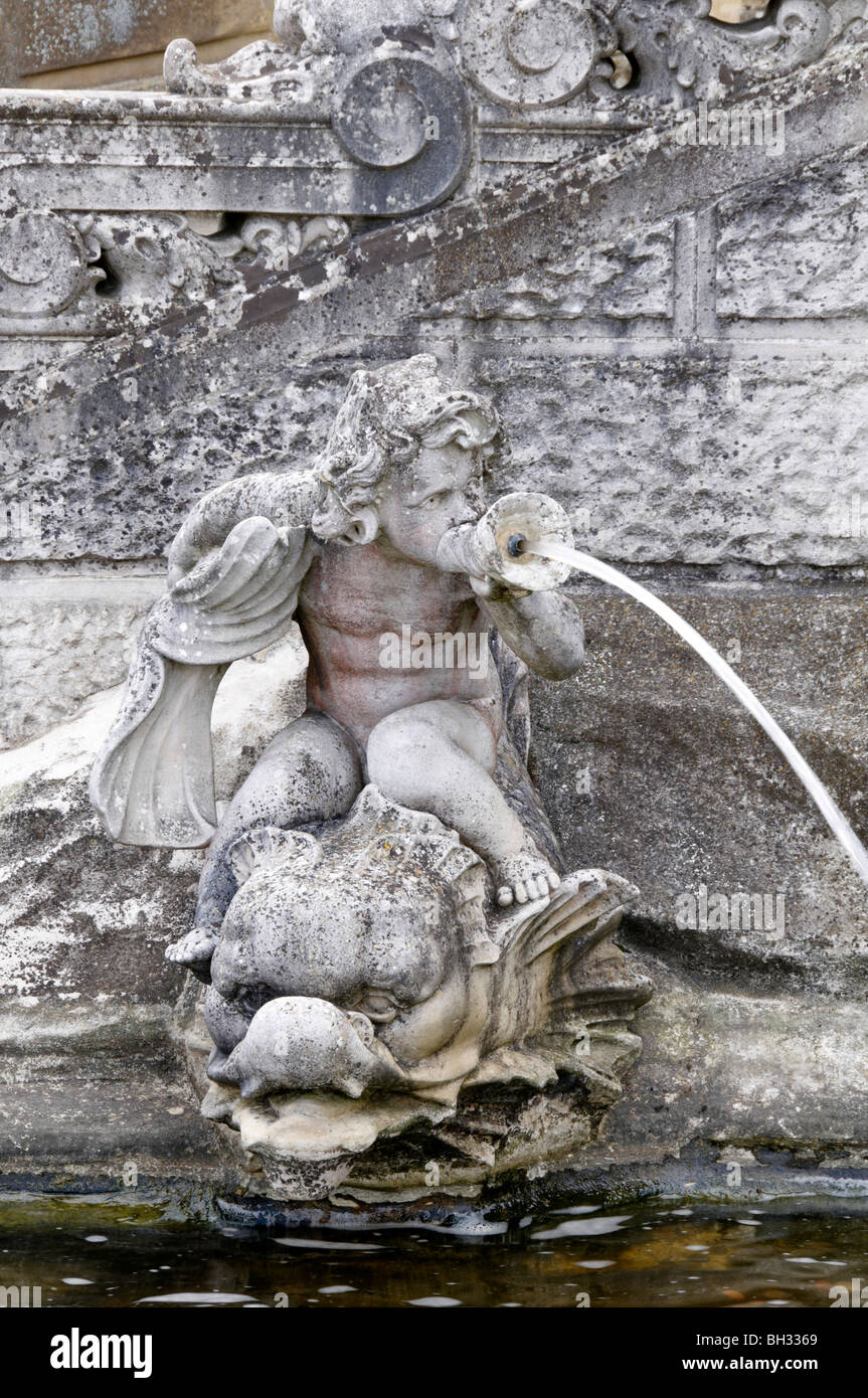 Water fountain statue hi-res stock photography and images - Alamy