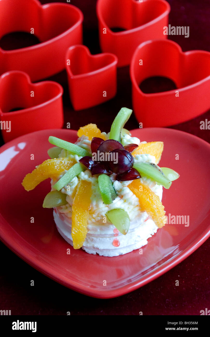 Fruit pavlova hi-res stock photography and images - Alamy