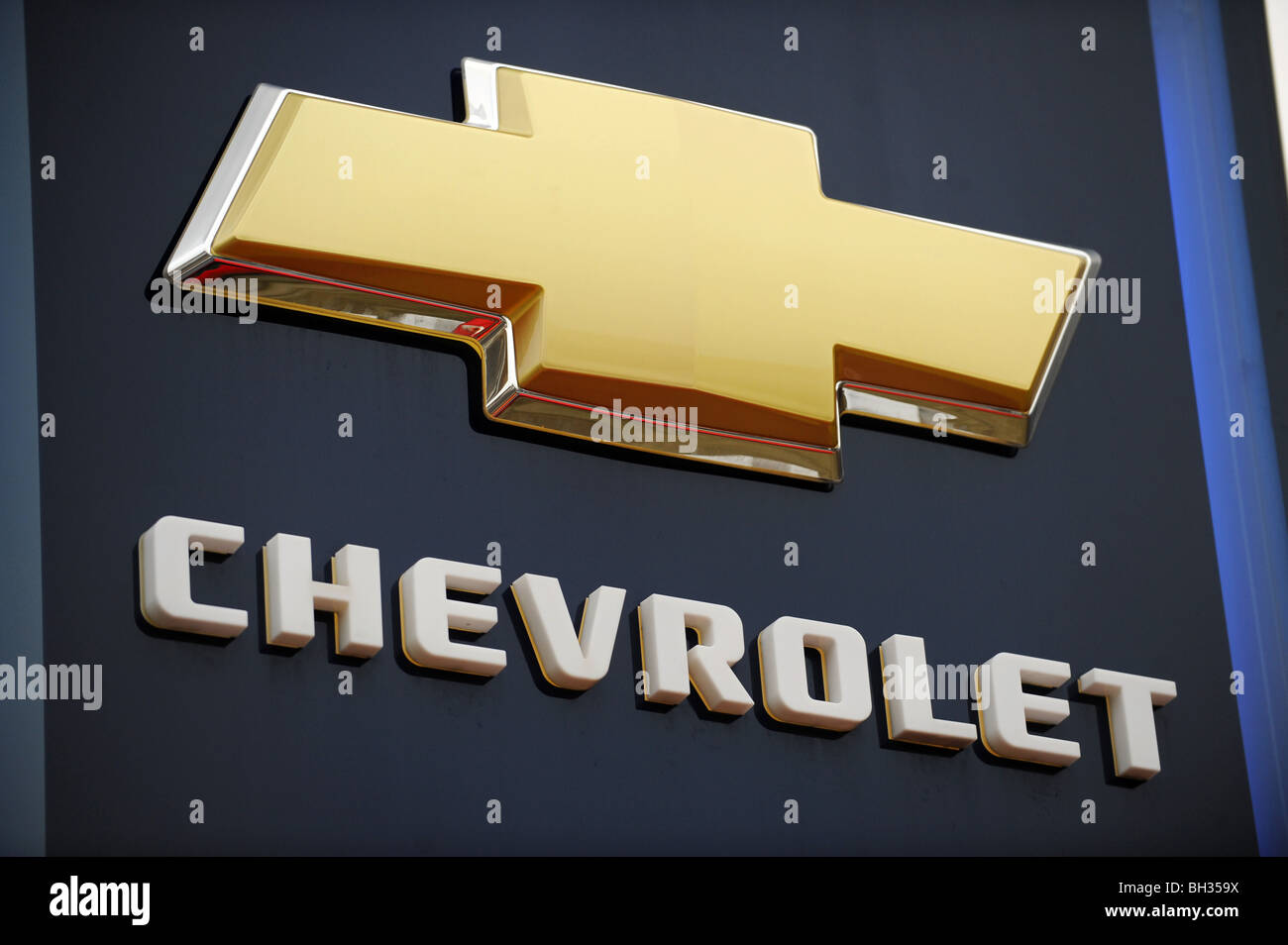 Chevrolet sign outside a garage in shoreham Stock Photo - Alamy