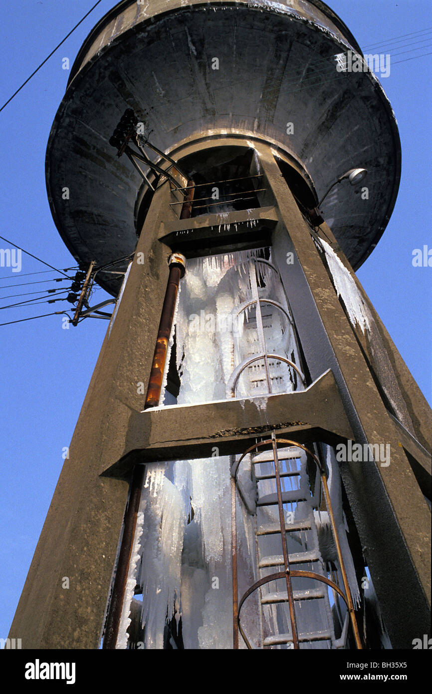 Water leaks turn into ice hi-res stock photography and images - Alamy