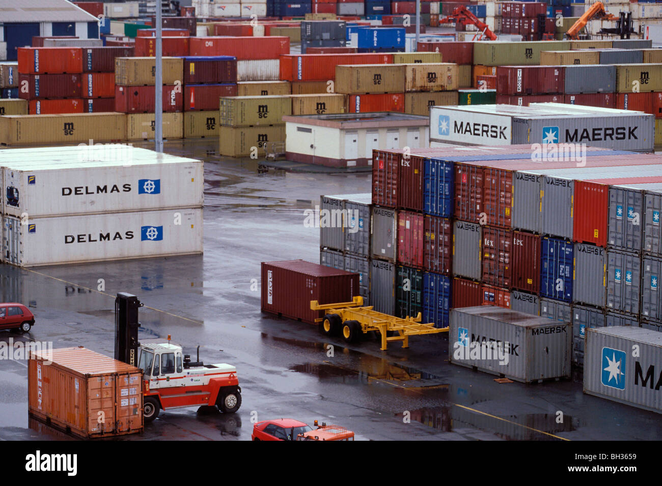 Shipping containers at port hi-res stock photography and images - Alamy