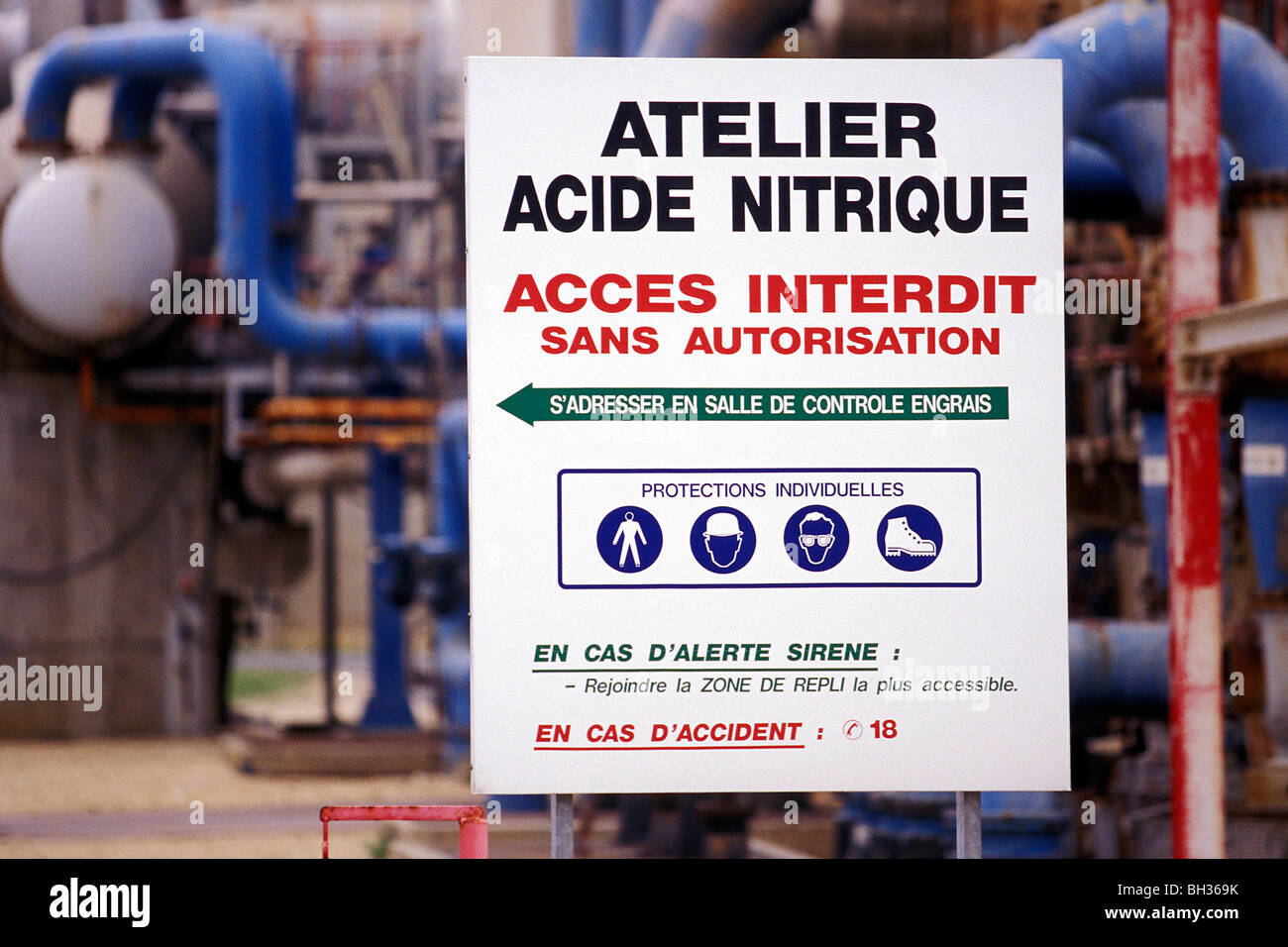 NITRIC ACID WORKSHOP IN A CHEMICAL FERTILIZER FACTORY, EURE-ET-LOIR (28 ...