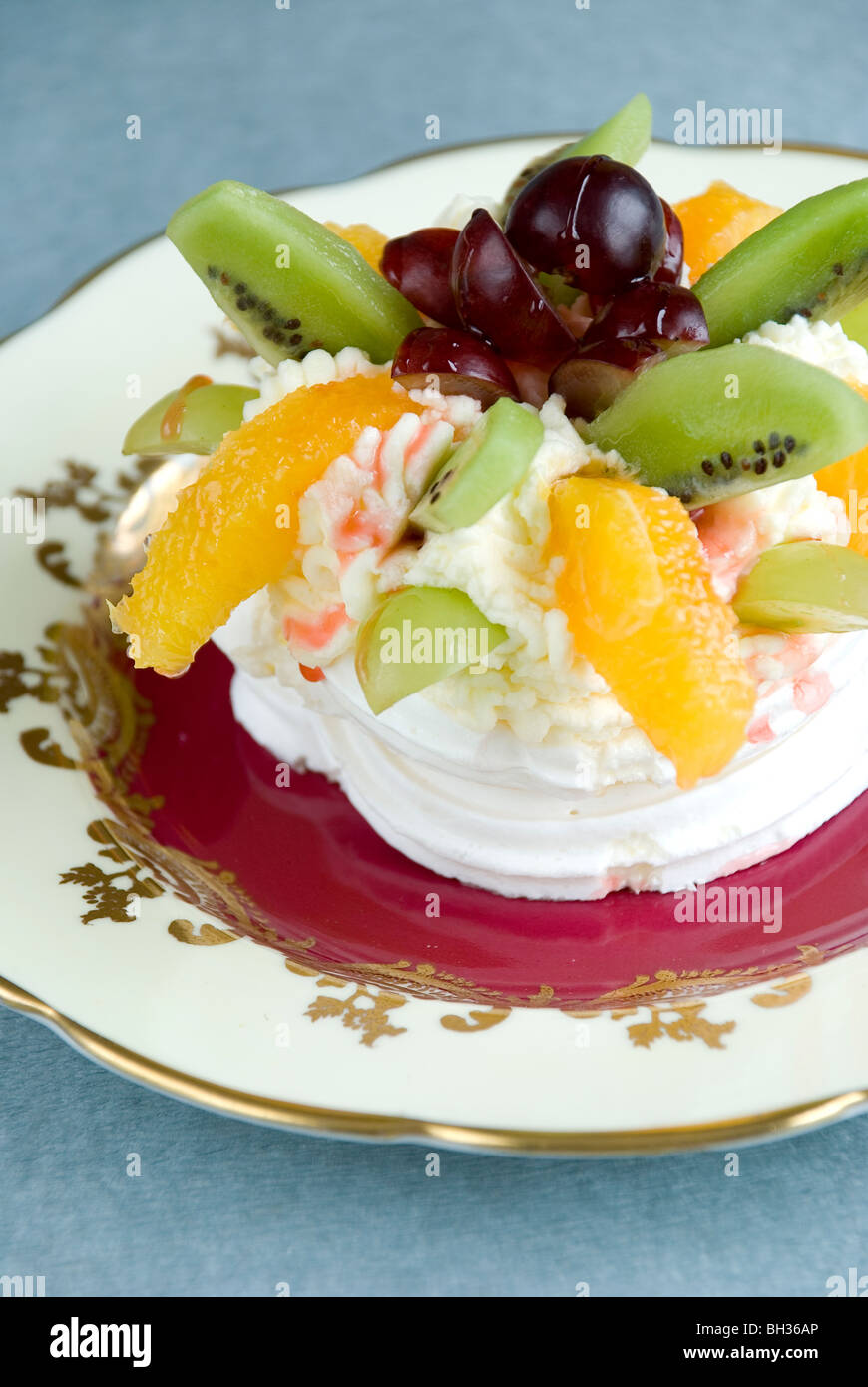 Fruit pavlova hi-res stock photography and images - Alamy