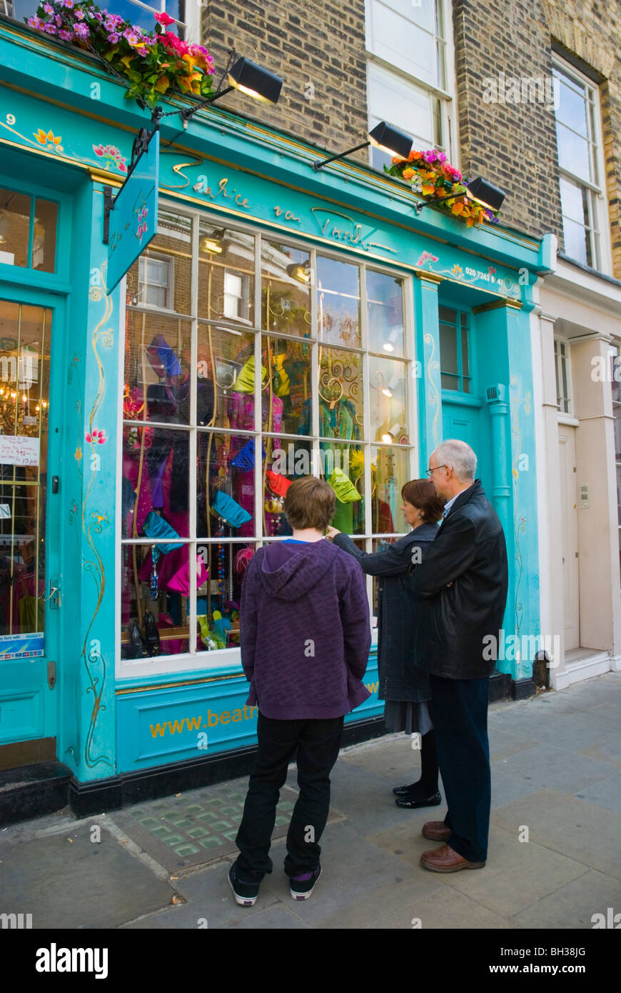 Family families outside exterior hi-res stock photography and images ...