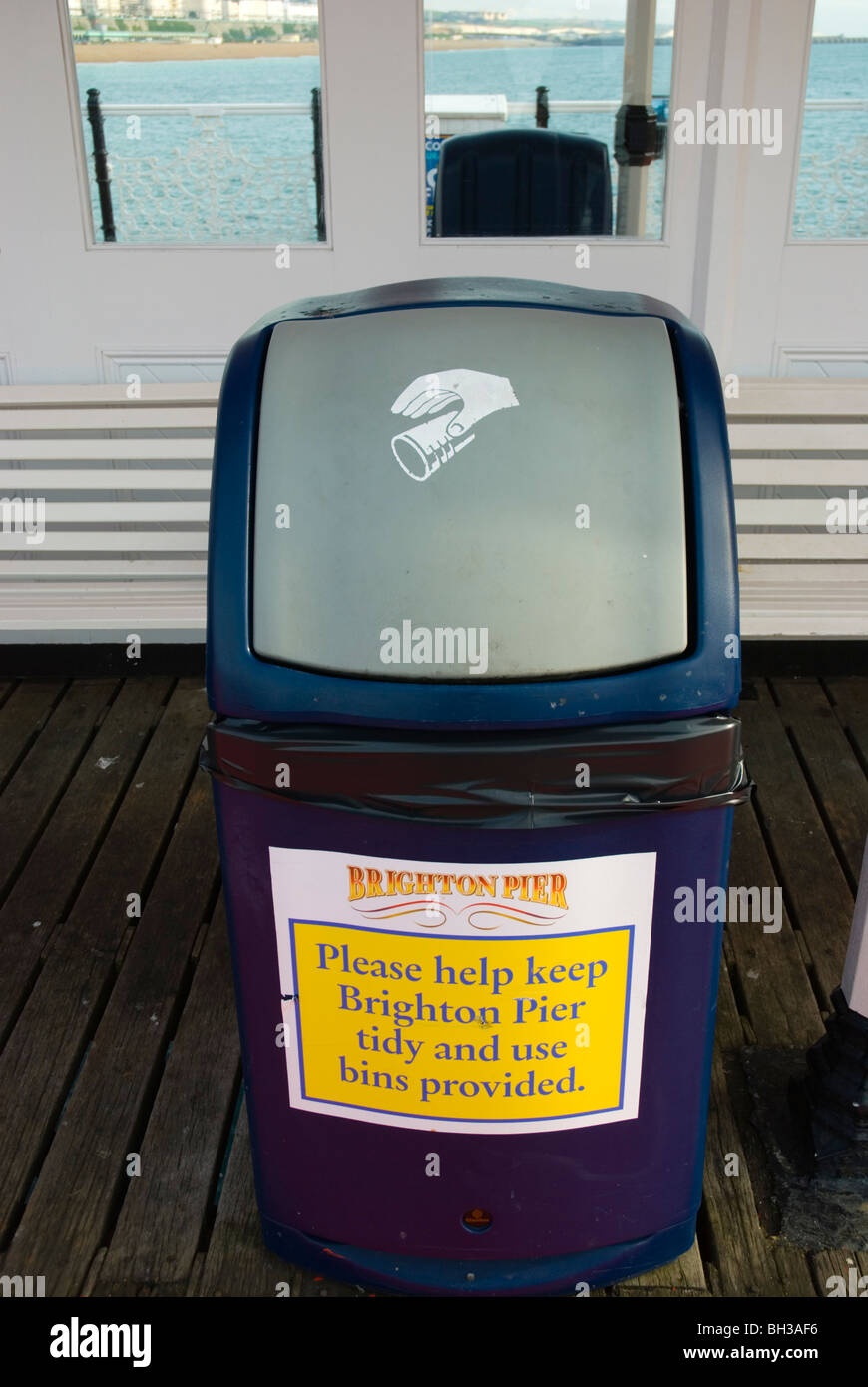 Brighton beach bins hi-res stock photography and images - Alamy