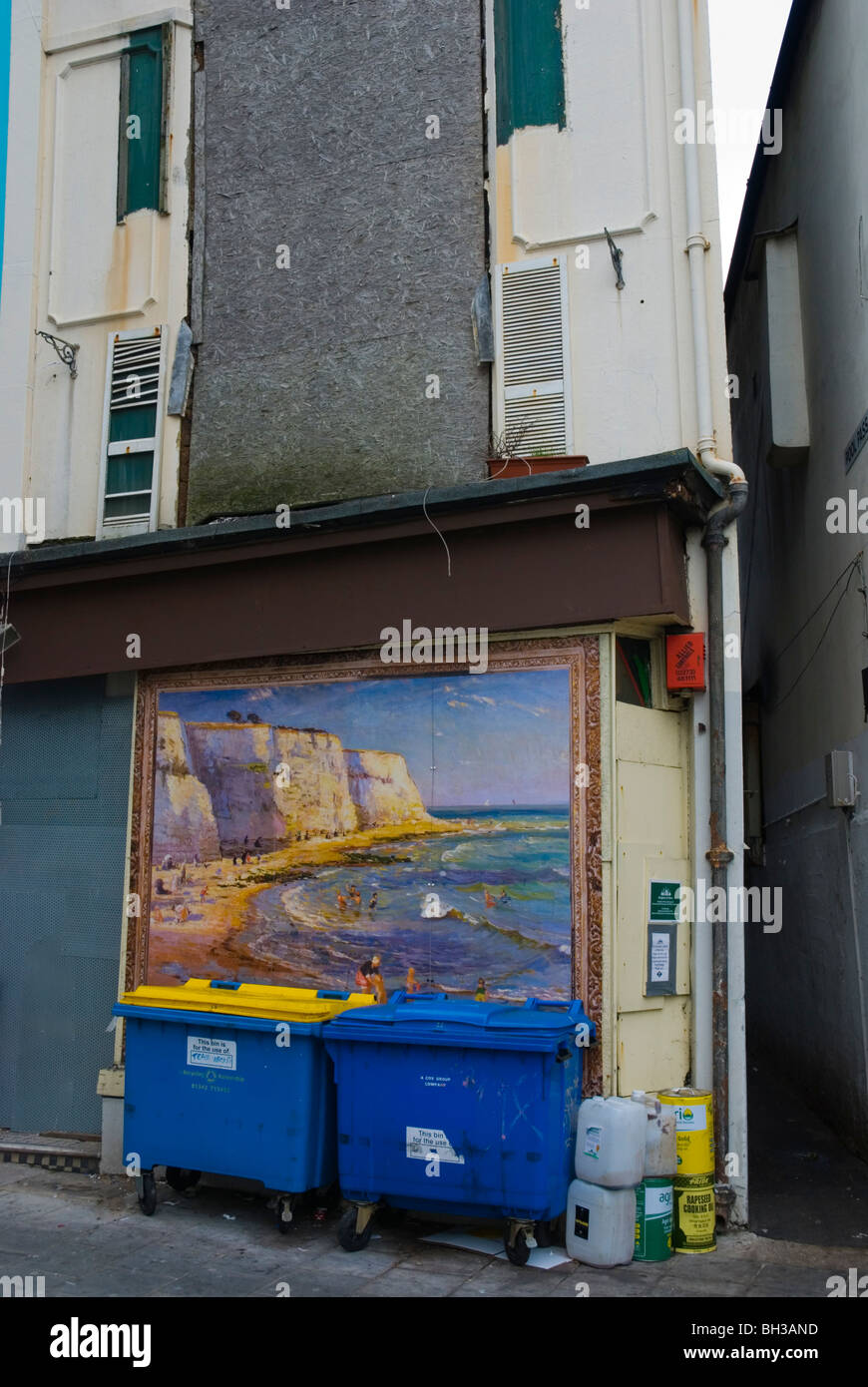 Dust bin painting hi-res stock photography and images - Alamy